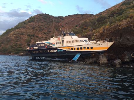 Aliscafo finisce sugli scogli: procura apre inchiesta. - Sicilianews24.it